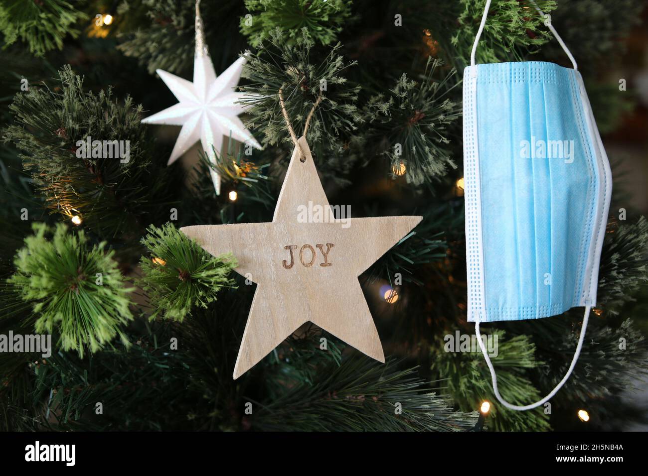 Face mask by christmas tree hi-res stock photography and images - Alamy