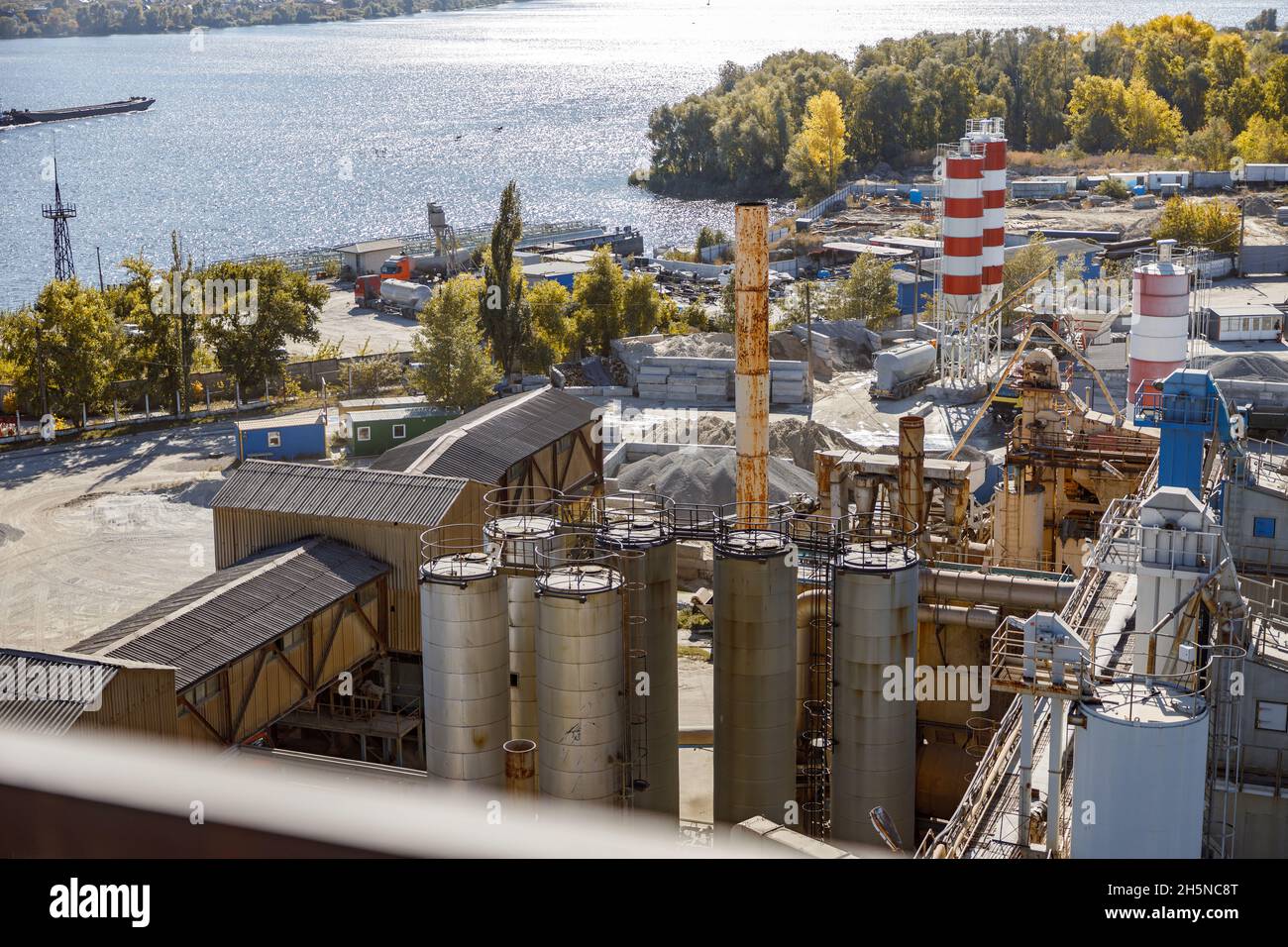 Manufacturing plant with industrial facilities near river Stock Photo ...