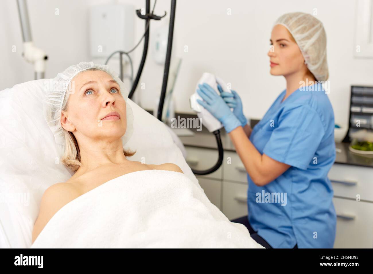 Elderly woman in aesthetic cosmetology clinic Stock Photo - Alamy