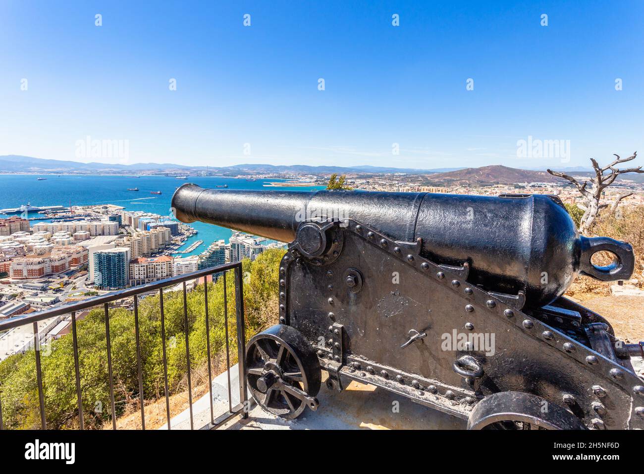 Heavy cannon hi-res stock photography and images - Alamy