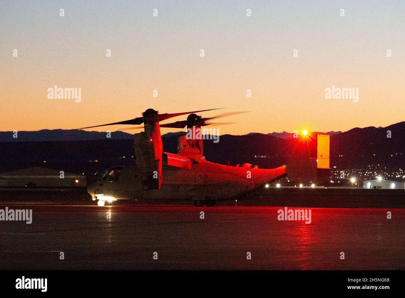 An MV-22B Osprey assigned to Marine Medium Tiltrotor Squadron (VMM) 266 ...