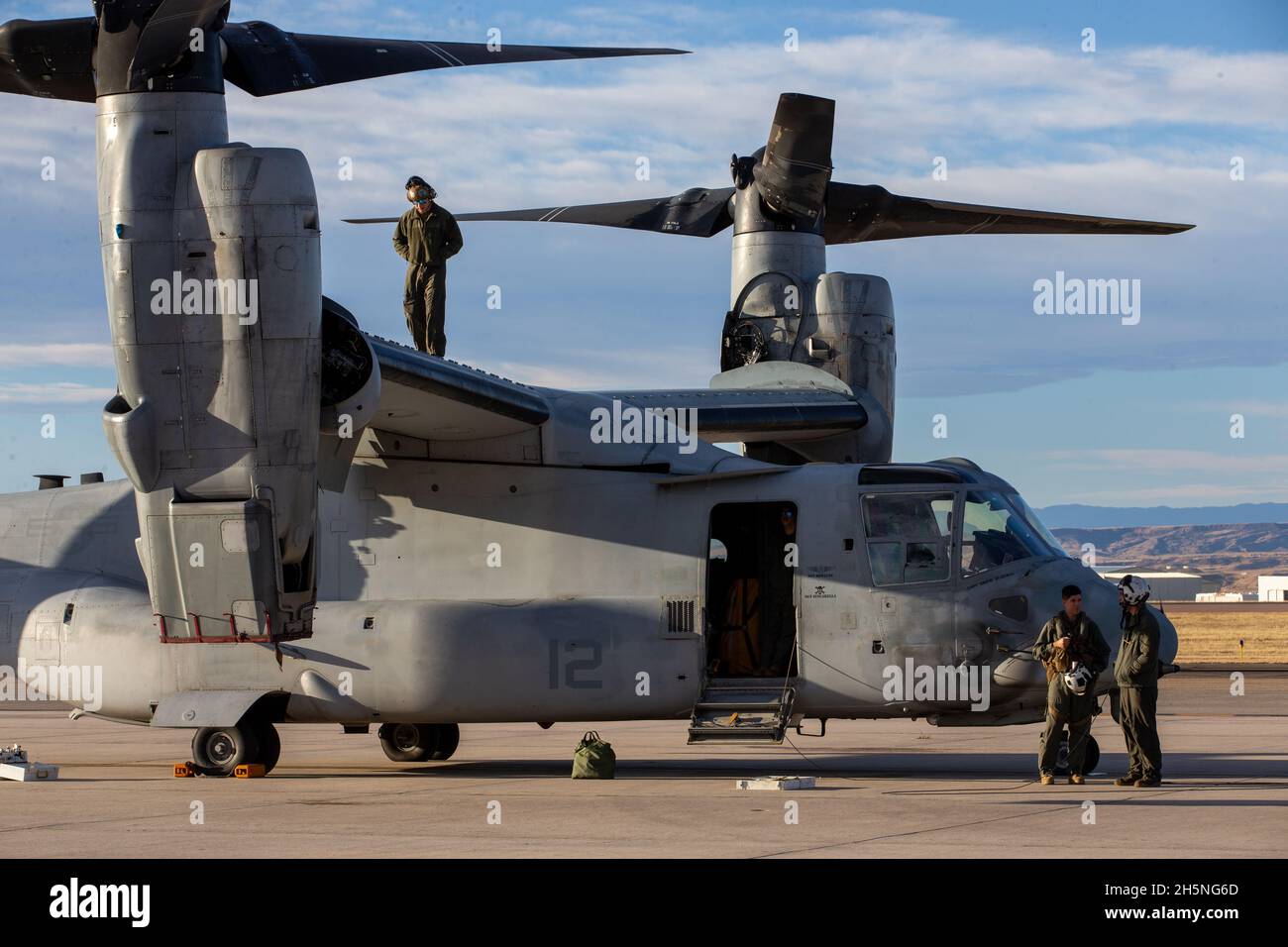 U.S. Marines with Marine Medium Tiltrotor Squadron (VMM) 266 conduct ...