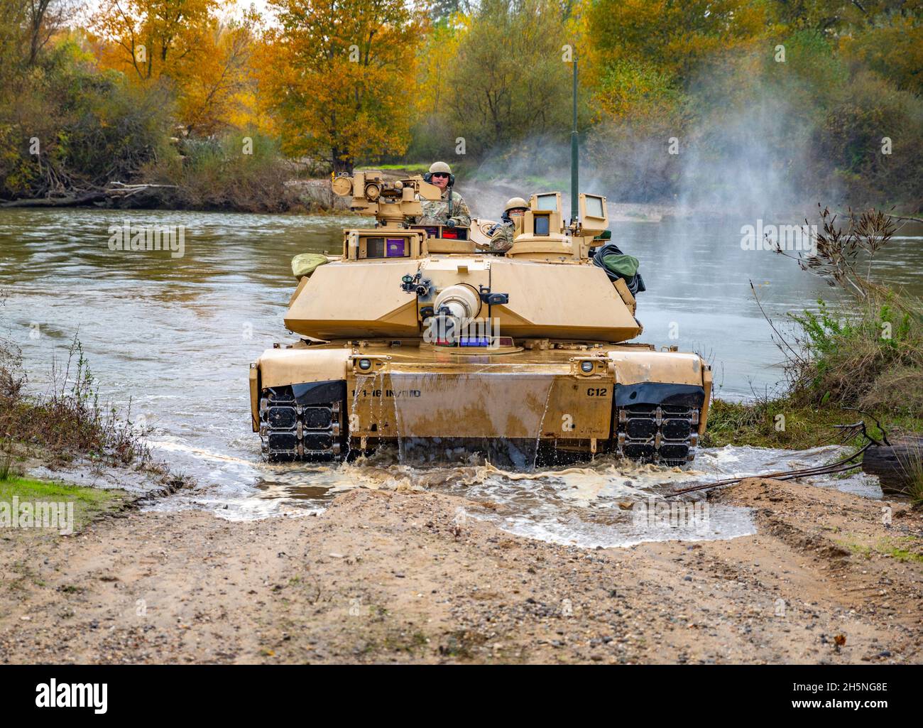 Tank crew cooperation hi-res stock photography and images - Alamy