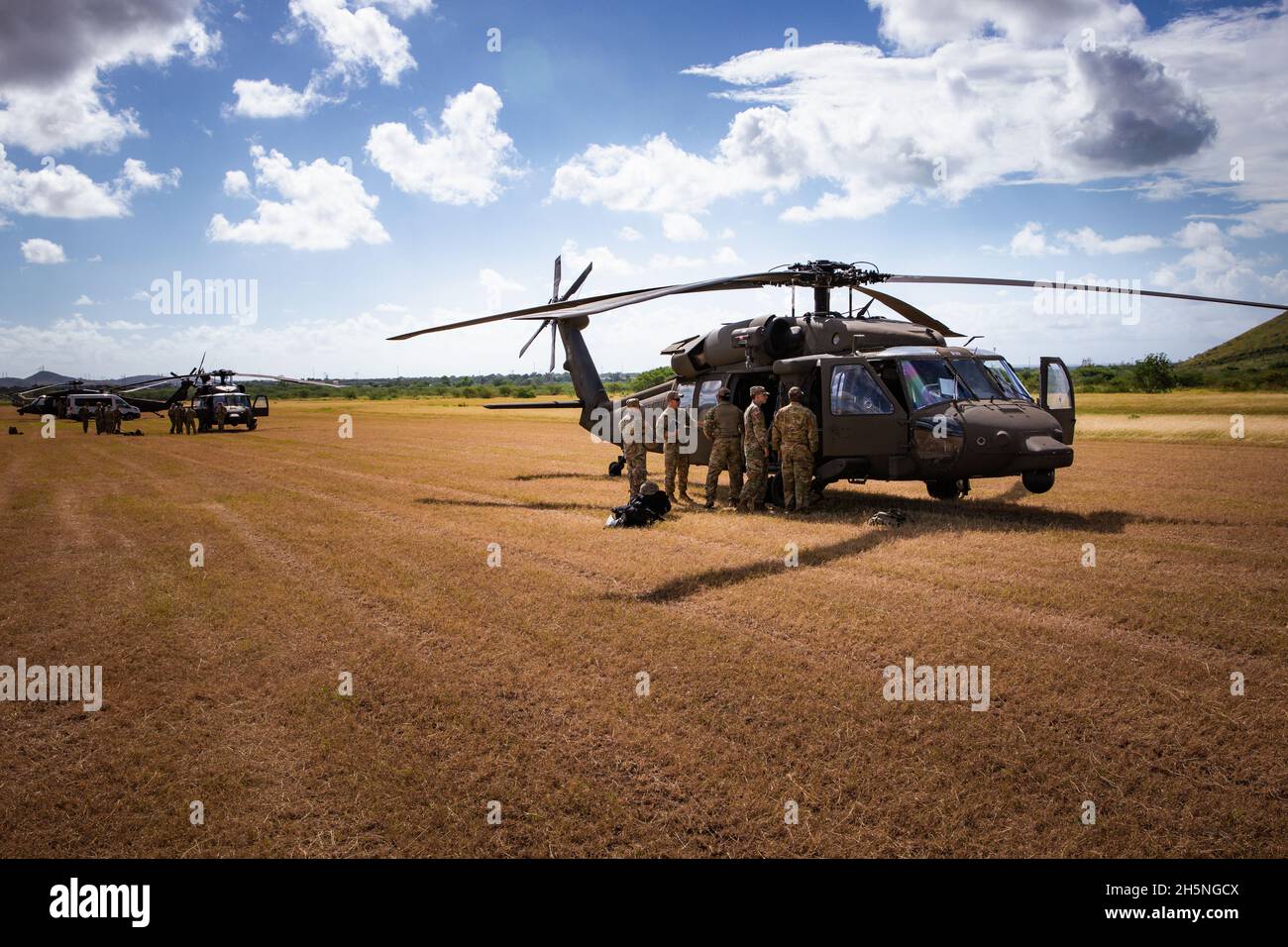 U.S. Army Soldiers from the 4th Joint Communications Support Element ...