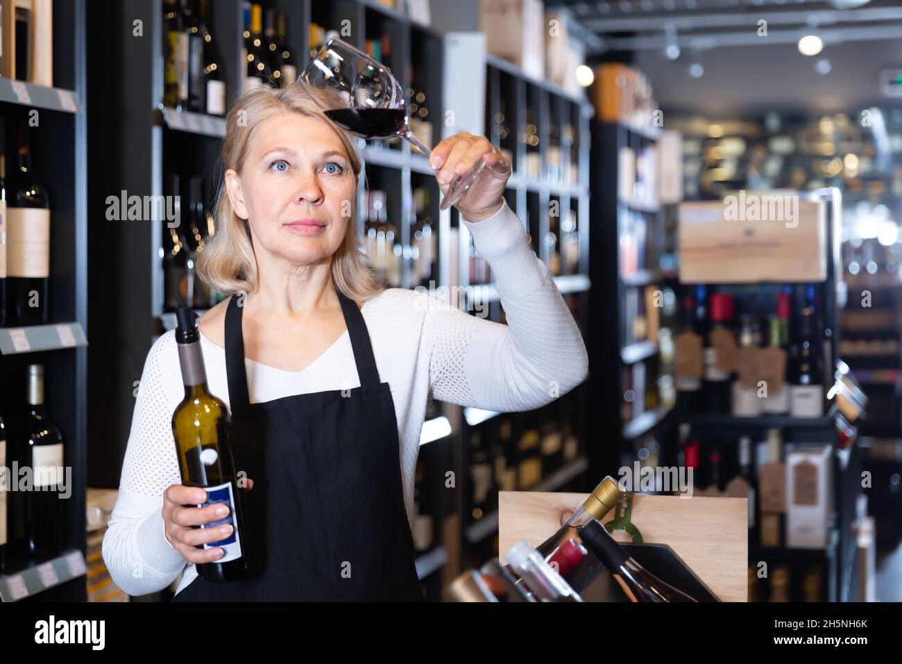 Female wine expert hi-res stock photography and images - Alamy