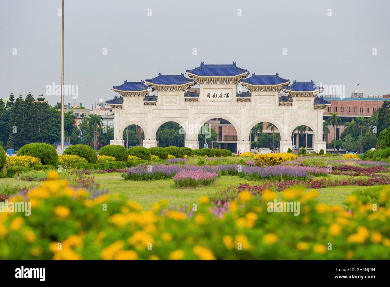 Sunny view of the Liberty Square Arch at Taipei, Taiwan Stock Photo - Alamy