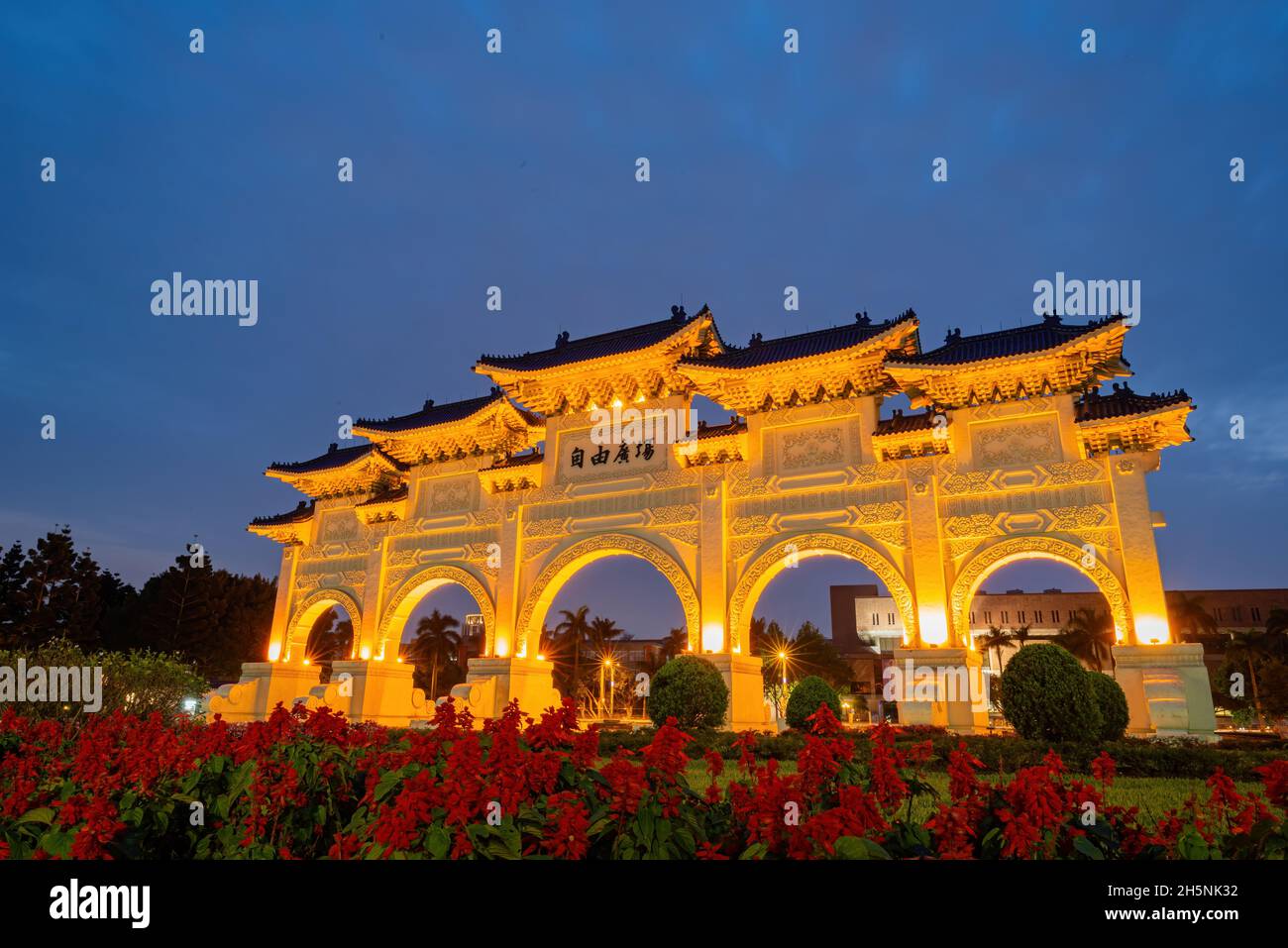 Night view of the Liberty Square Arch at Taipei, Taiwan Stock Photo - Alamy