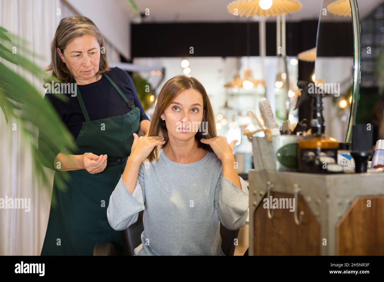 Hairdresser client talk hi-res stock photography and images - Alamy