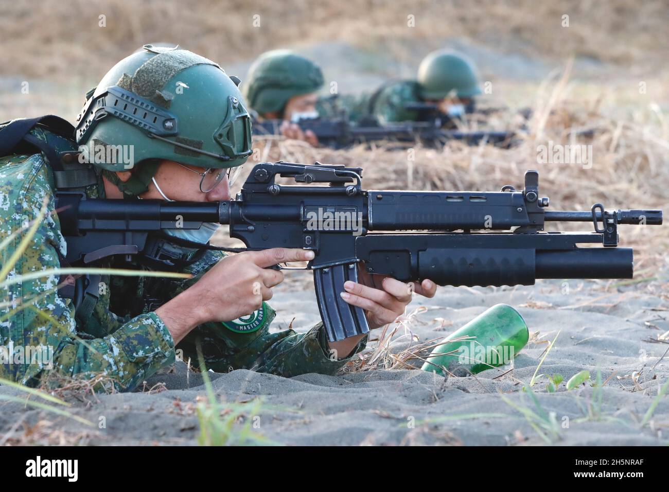 Tainan, Taipei, Taiwan. 11th Nov, 2021. Soldiers with machine guns and ...