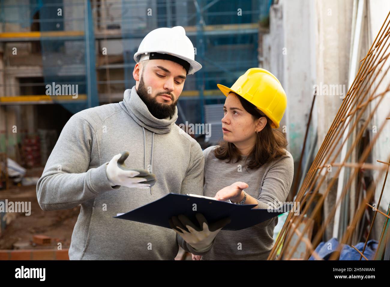 Architect and contractor discussing construction plan Stock Photo - Alamy