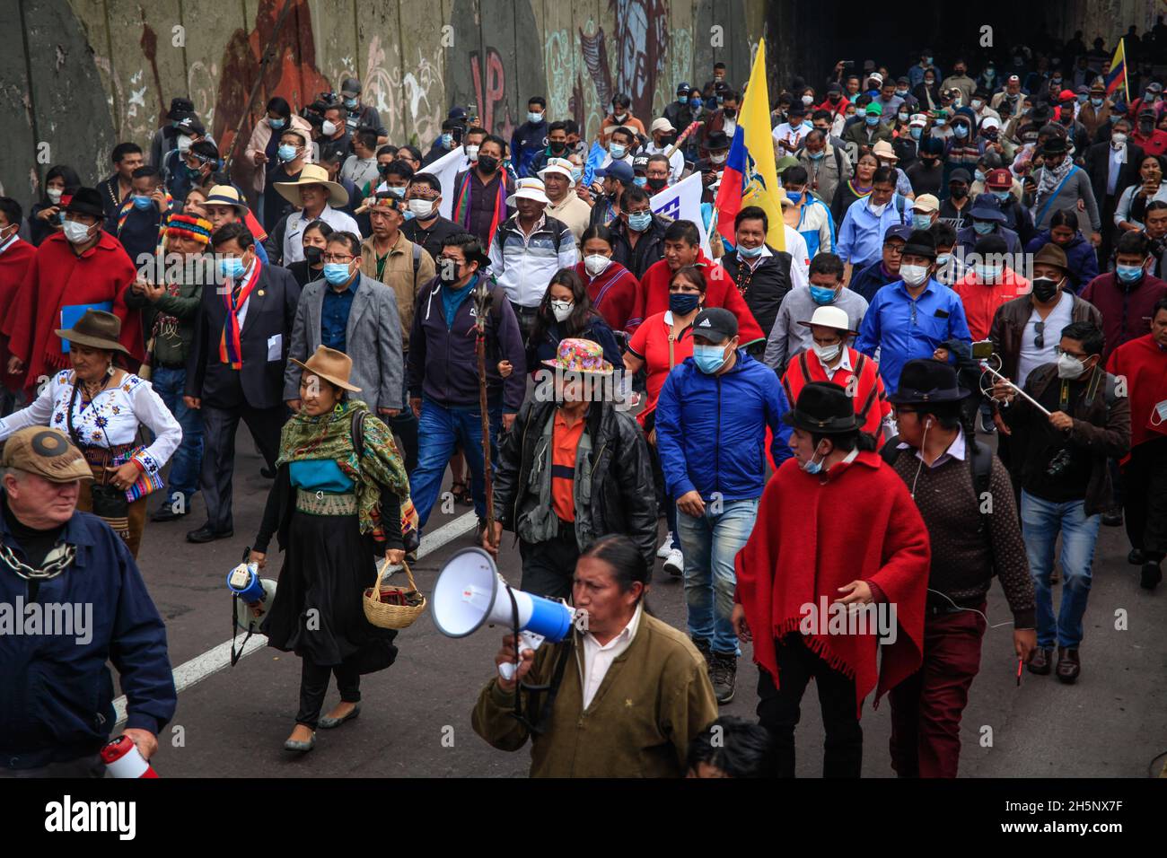 Poncho poncho rojo hi-res stock photography and images - Alamy