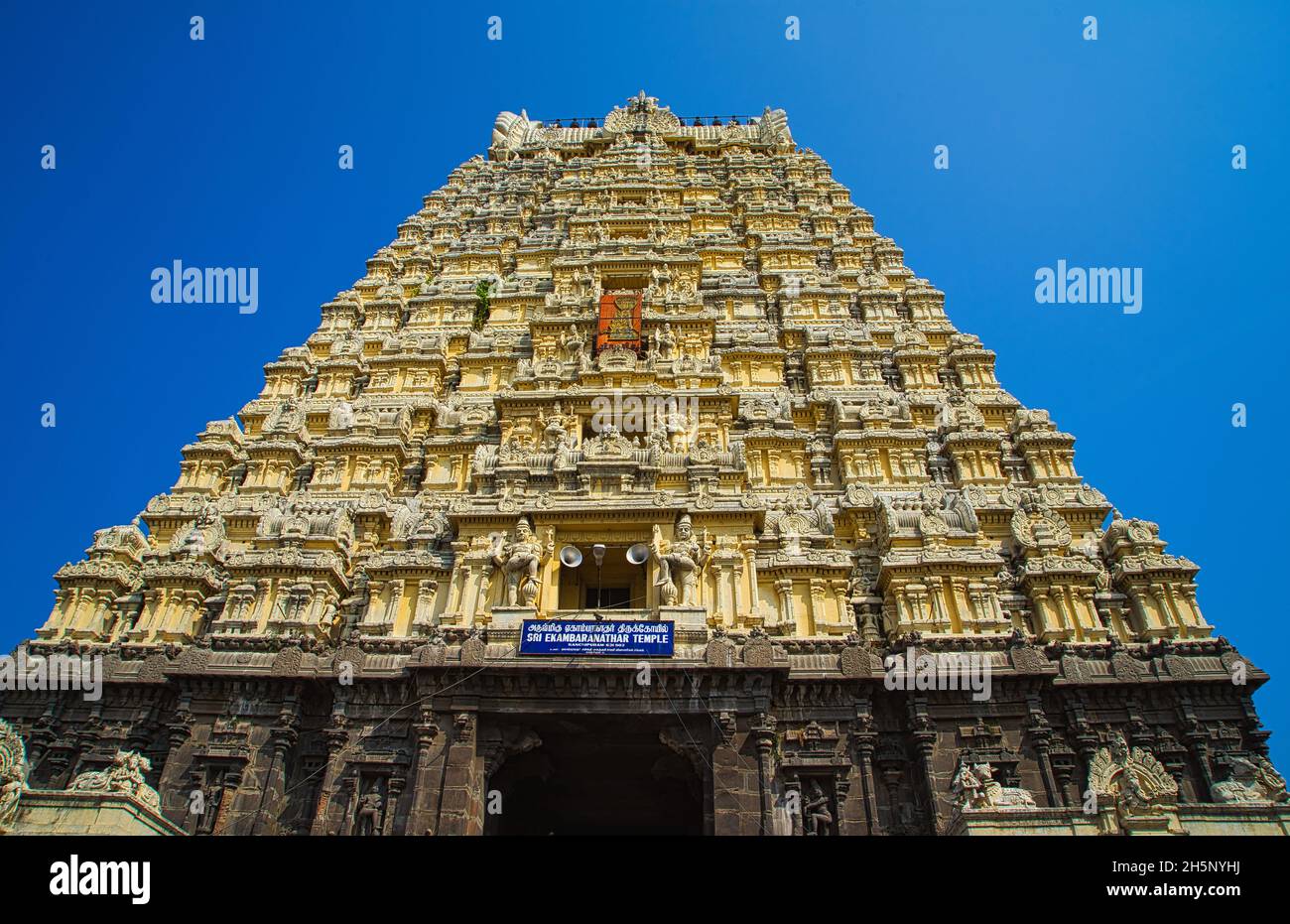 The exterior of the Ekambareswarar (Ekambaranathar) Temple building ...