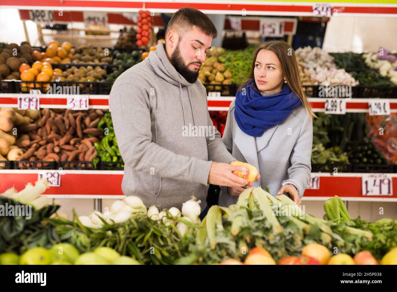 Glad couple choosing vegetables in grocery shop Stock Photo - Alamy