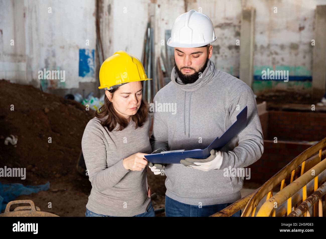 Architect and contractor discussing construction plan Stock Photo - Alamy