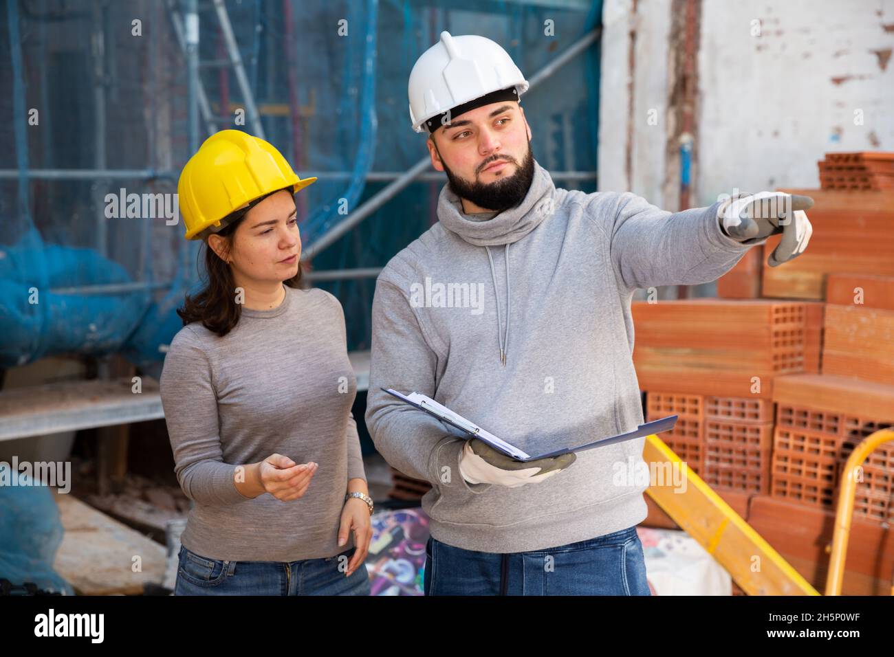 Architect and contractor discussing construction plan Stock Photo - Alamy