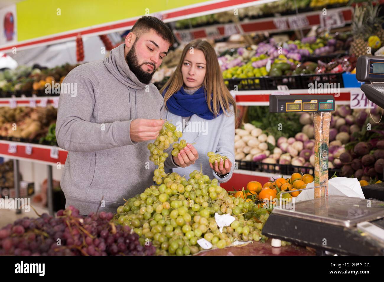 Young couple picks grapes at the grocery store Stock Photo - Alamy
