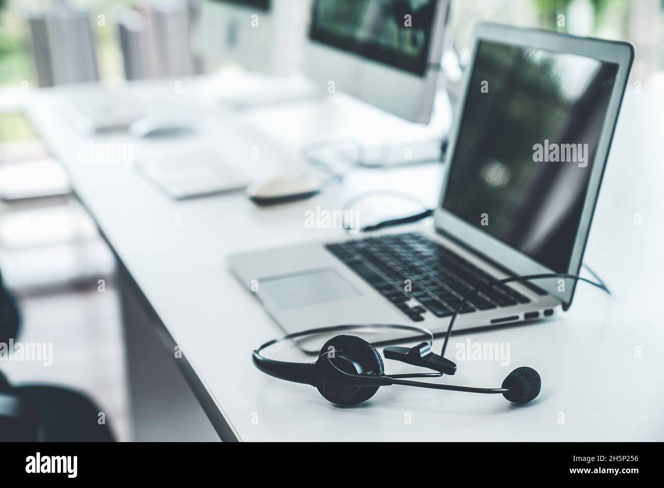 Empty call center hi-res stock photography and images - Alamy