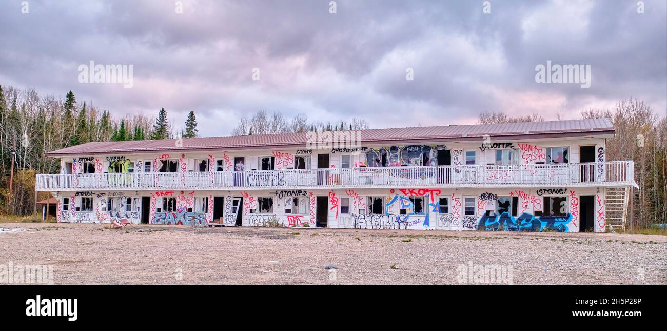 Derelict motel hi-res stock photography and images - Alamy