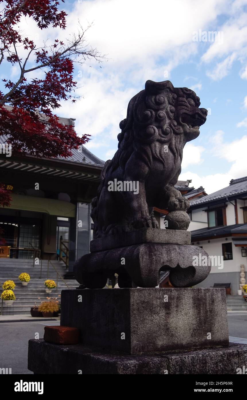 iida, nagano, japan 2021-11-11 , dettaglio del tempio buddhista ...