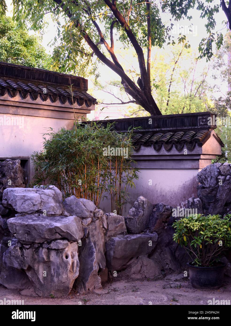 Outdoor garden setting hi-res stock photography and images - Alamy