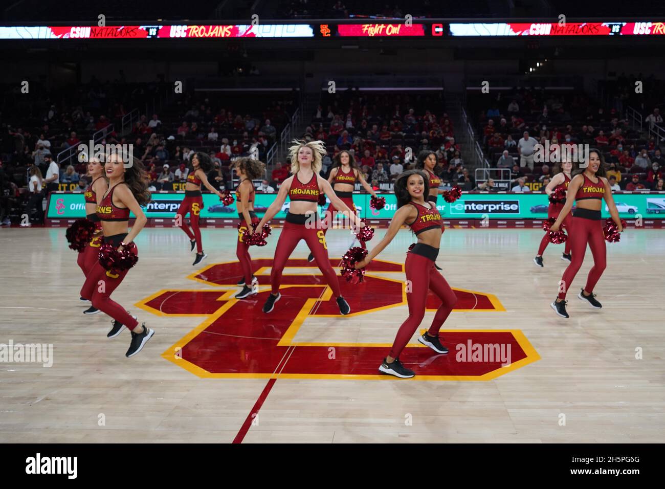 College basketball cheerleaders hi-res stock photography and images - Alamy