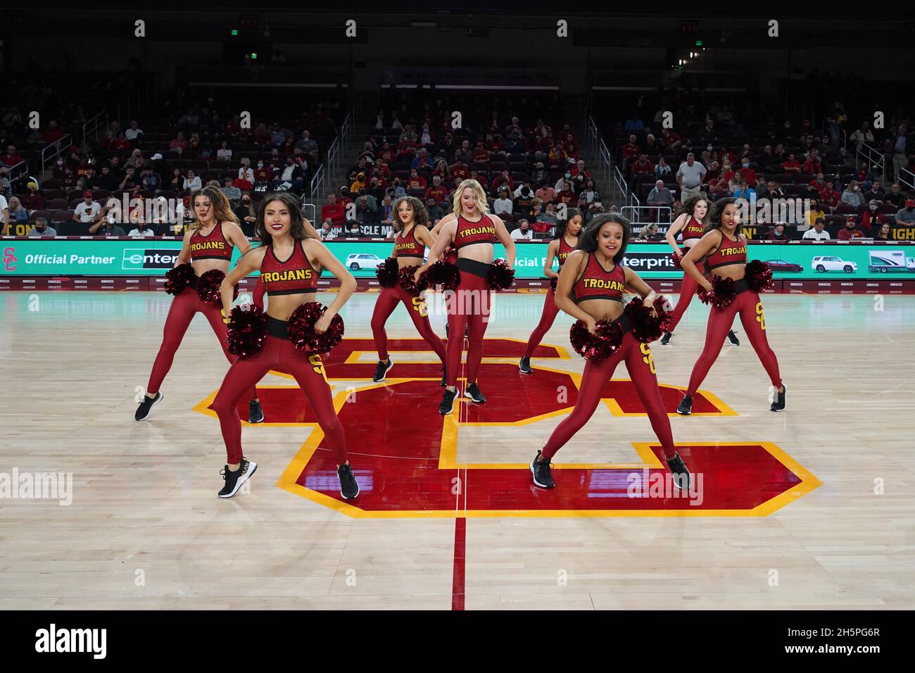 College basketball cheerleaders hi-res stock photography and images - Alamy