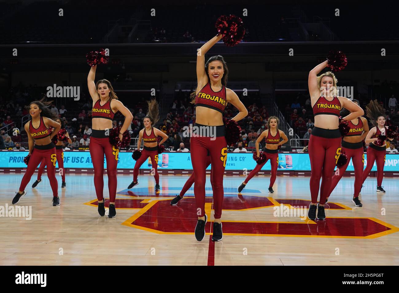 College basketball cheerleaders hi-res stock photography and images - Alamy