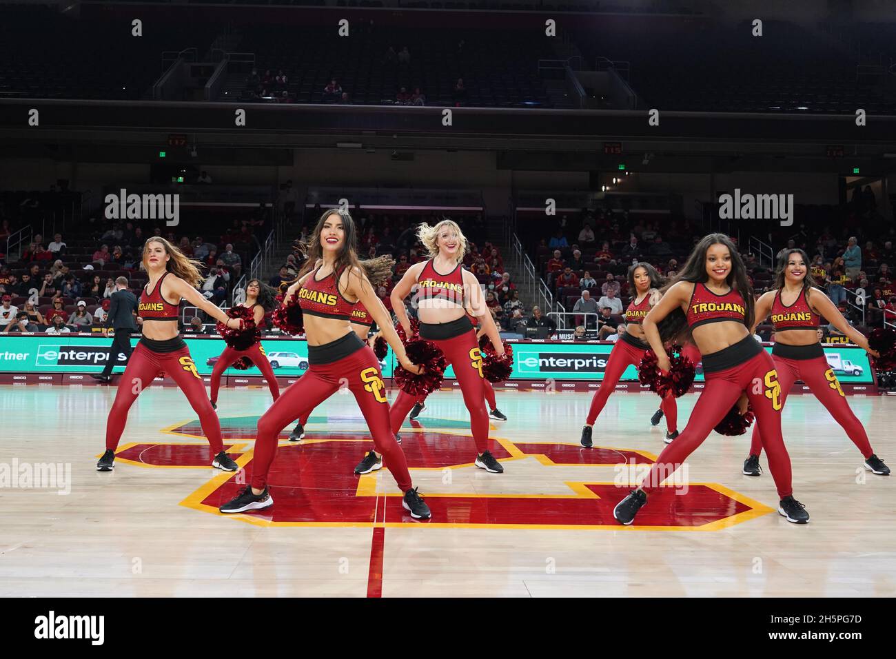 College basketball cheerleaders hi-res stock photography and images - Alamy