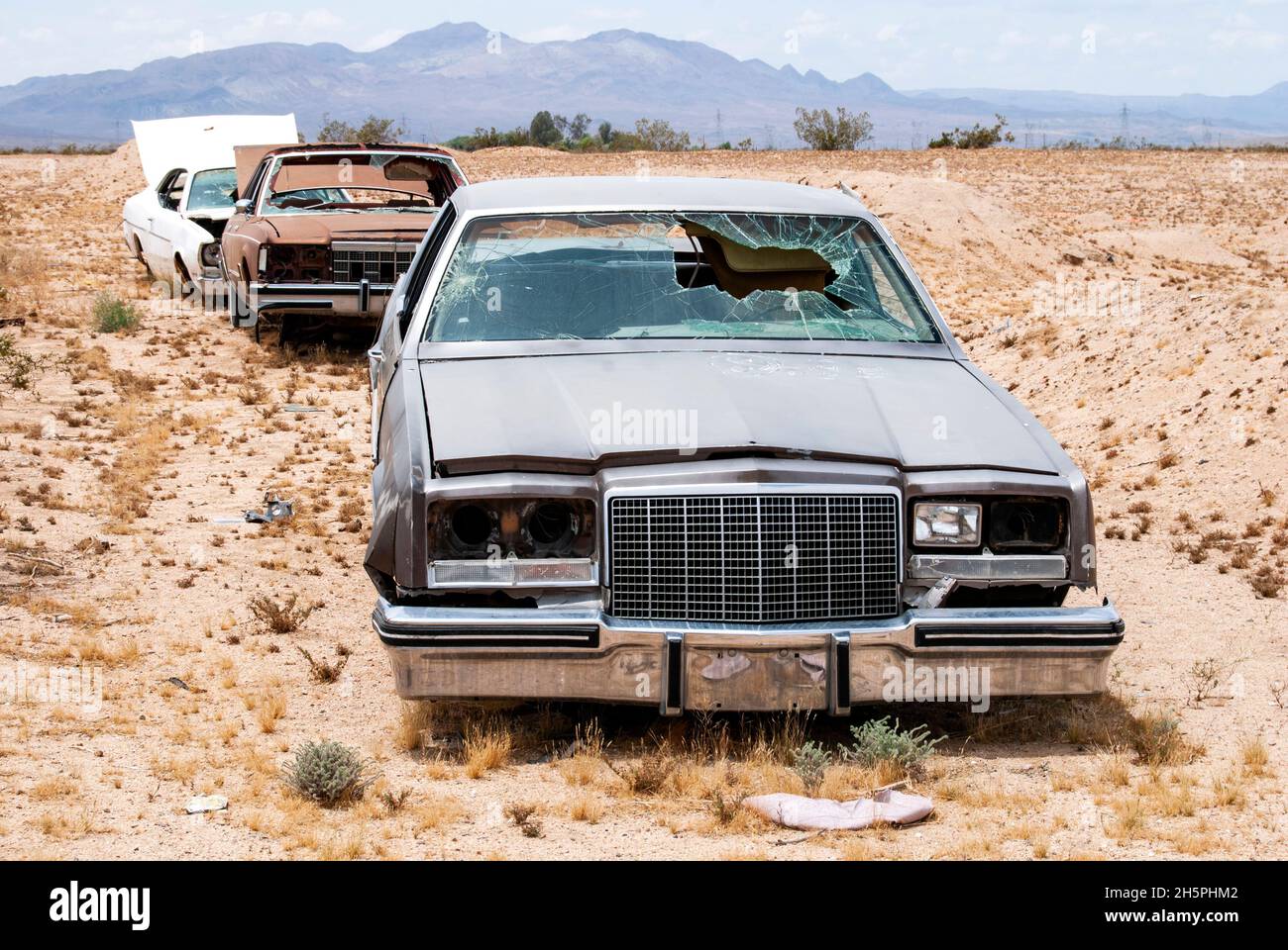 Classic cars abandoned in the Mojave desert Stock Photo - Alamy