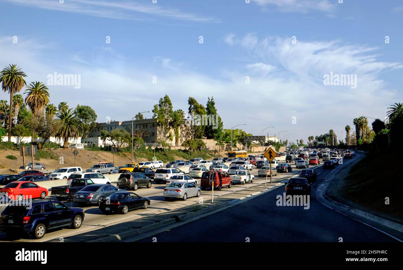 Commuter traffic on the 101 freeway southbound in to downtown Los ...