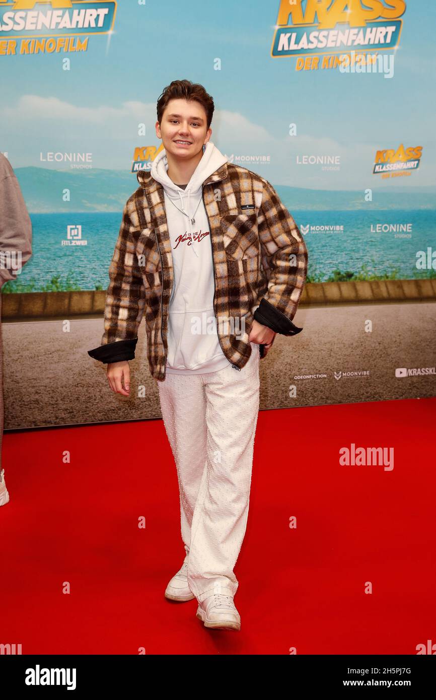 Berlin, Germany. 10th Nov, 2021. Keanu Rapp comes to the premiere of ...