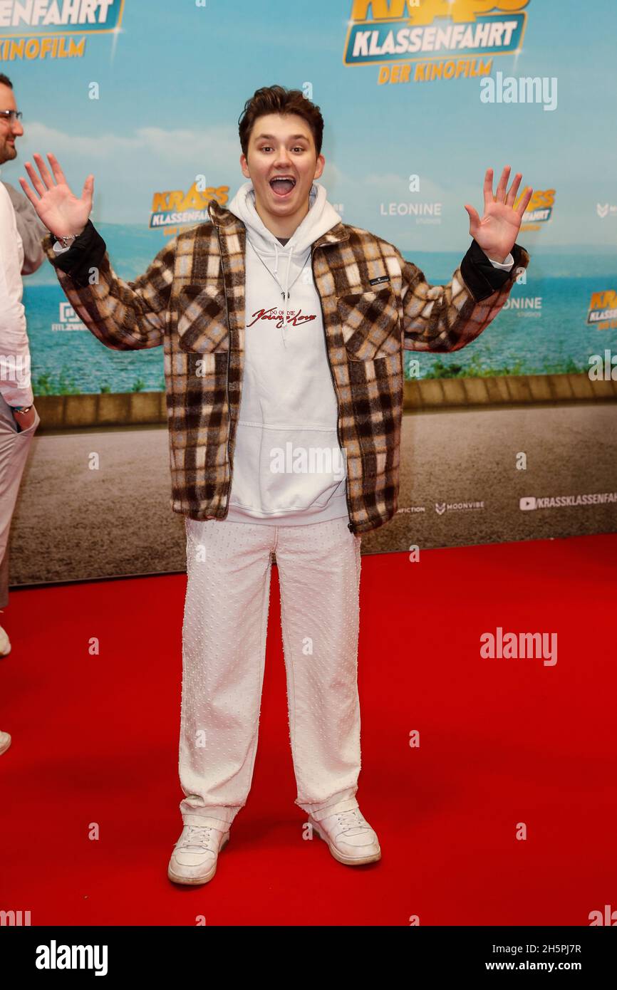 Berlin, Germany. 10th Nov, 2021. Keanu Rapp comes to the premiere of ...