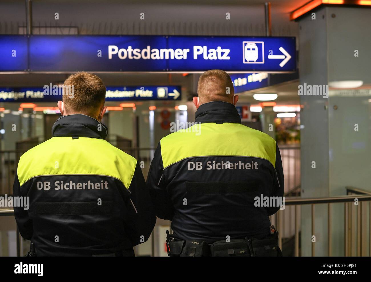 Db security hi-res stock photography and images - Alamy