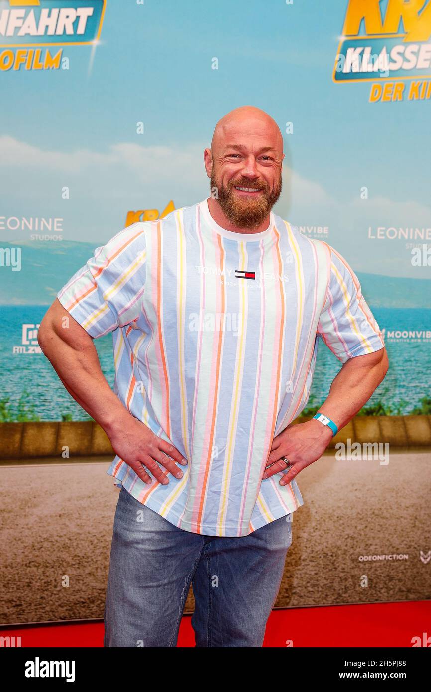 Berlin, Germany. 10th Nov, 2021. Johannes Luckas comes to the premiere ...