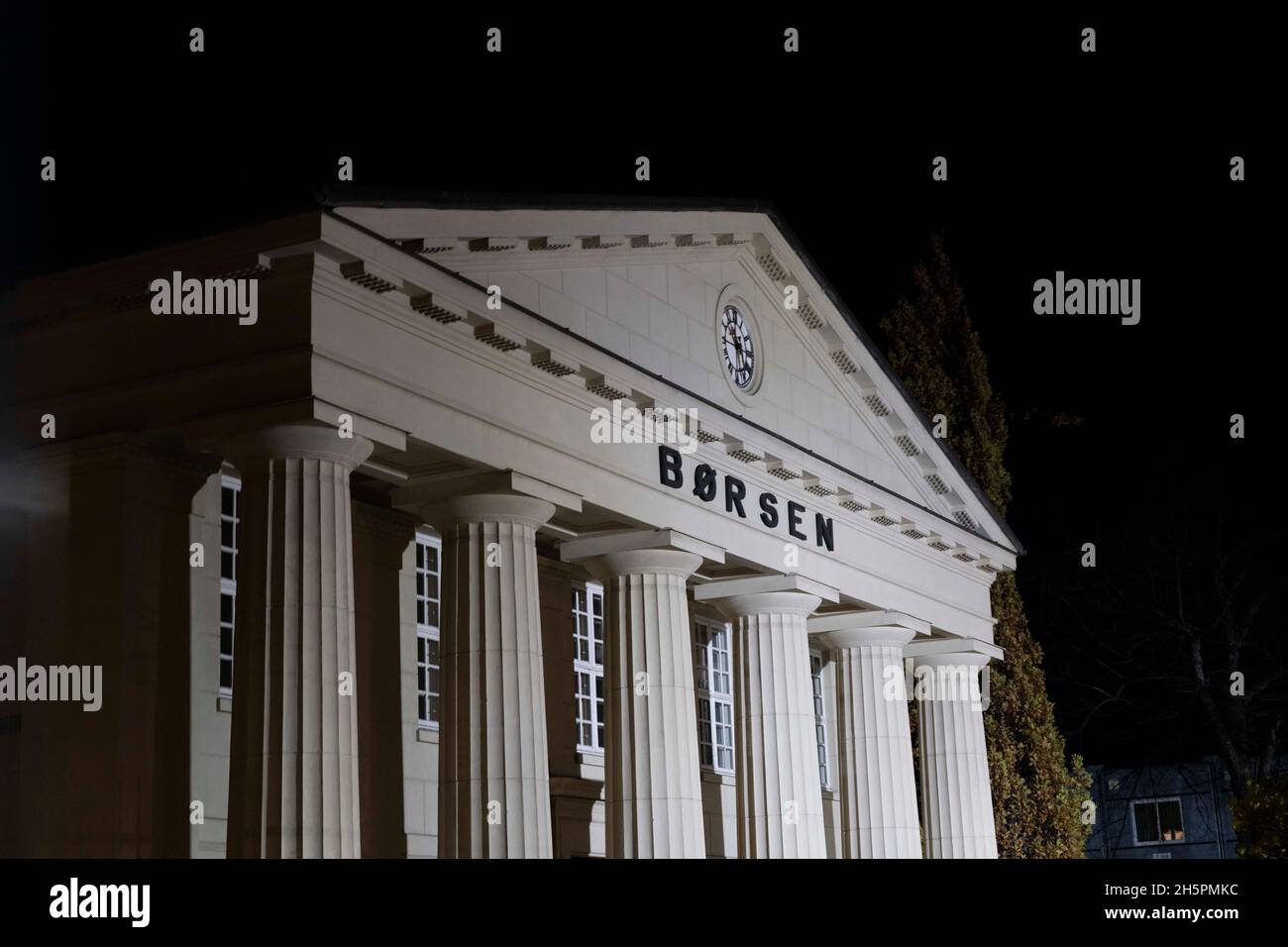Oslo 20211110.Oslo Stock Exchange at night. Photo: Erik Johansen / NTB ...