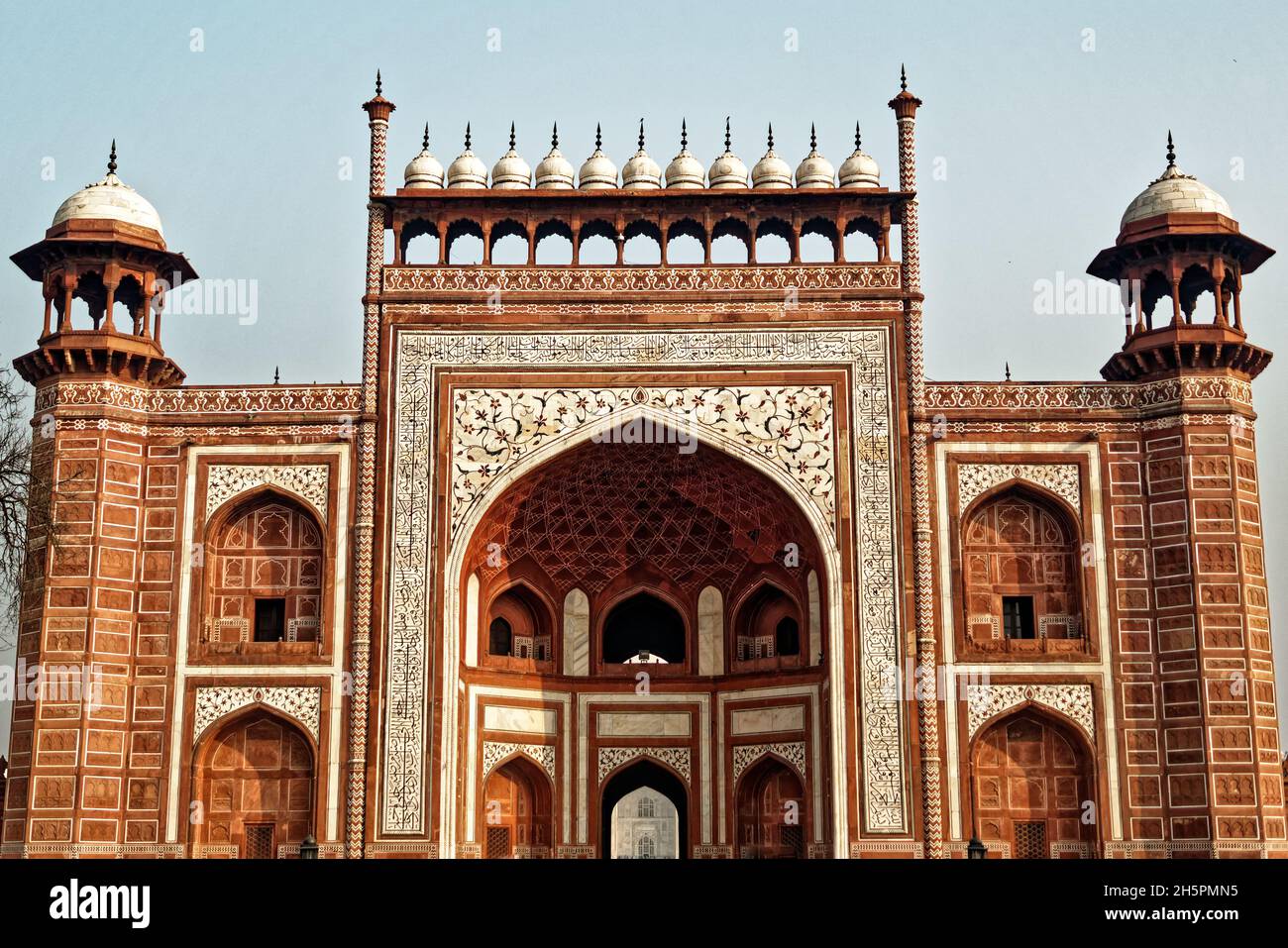Gate taj mahal crown hi-res stock photography and images - Alamy