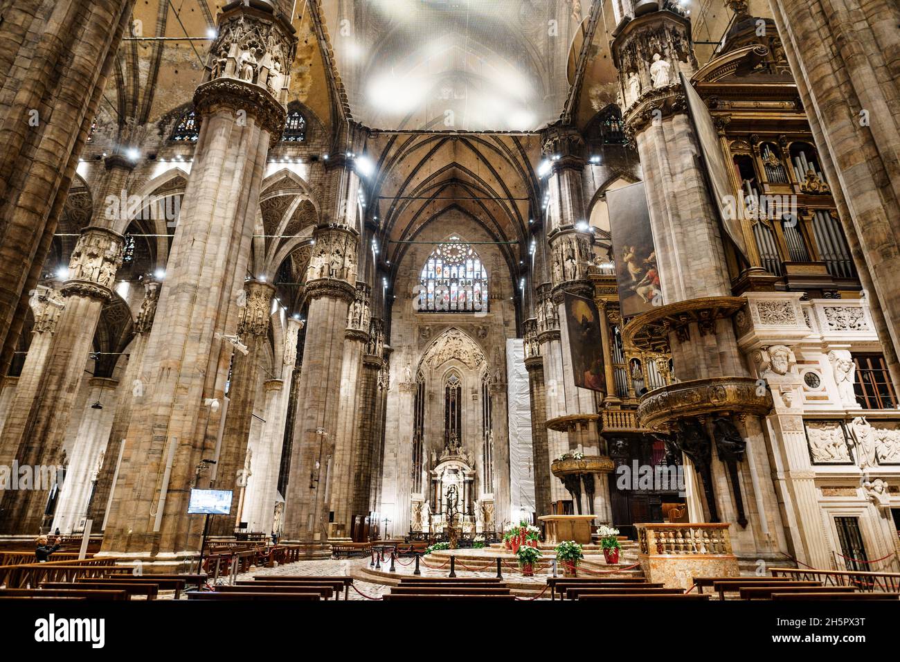 Altar and organ in the Duomo Cathedral. Italy, Milan. Side view Stock ...