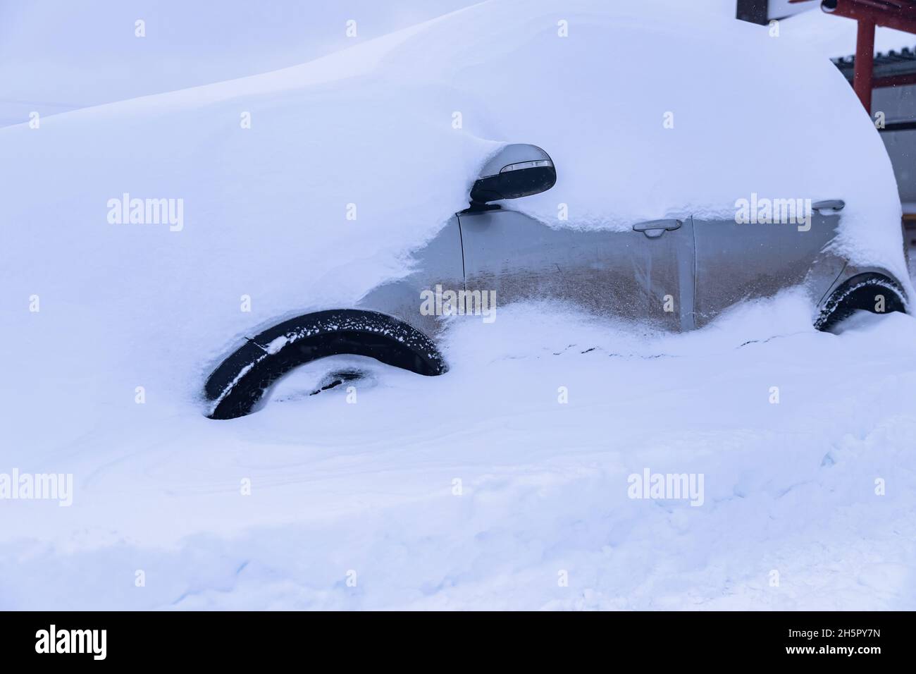 Car blocked snowfall in parking snowstorm winter frost Stock Photo - Alamy