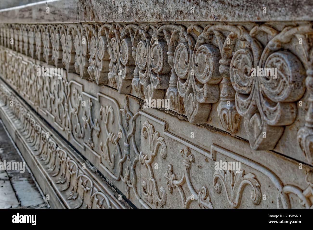 Base marble hi-res stock photography and images - Alamy