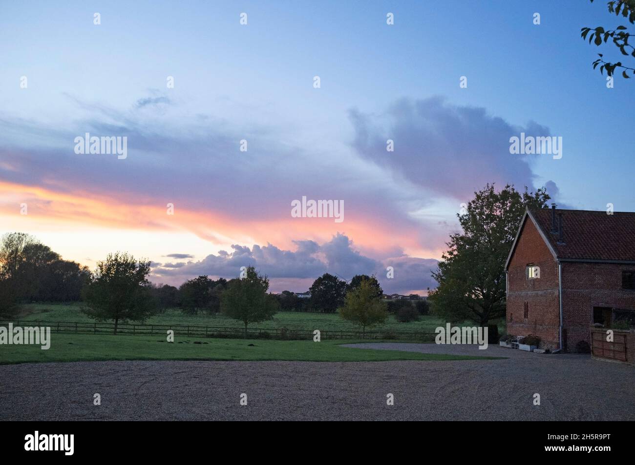 English countryside barn sunset hi-res stock photography and images - Alamy