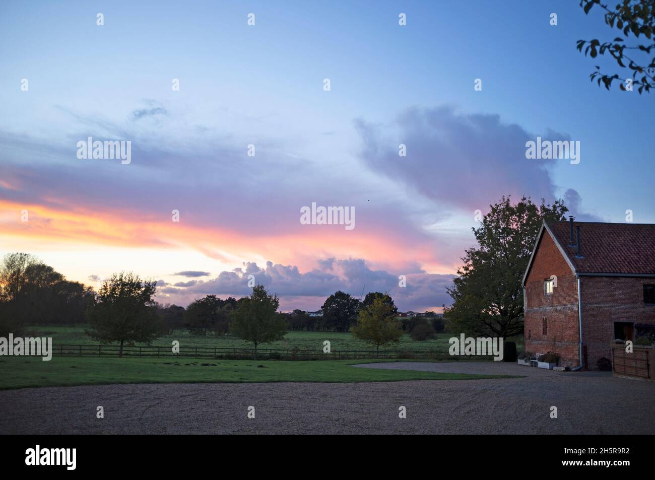 English countryside barn sunset hi-res stock photography and images - Alamy