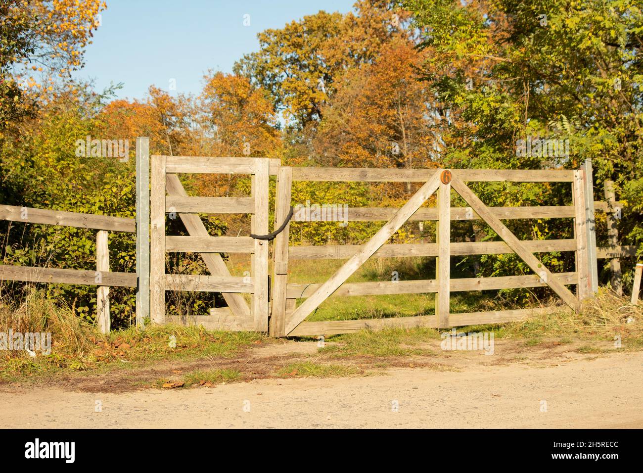 Old wooden farm gate hi-res stock photography and images - Alamy