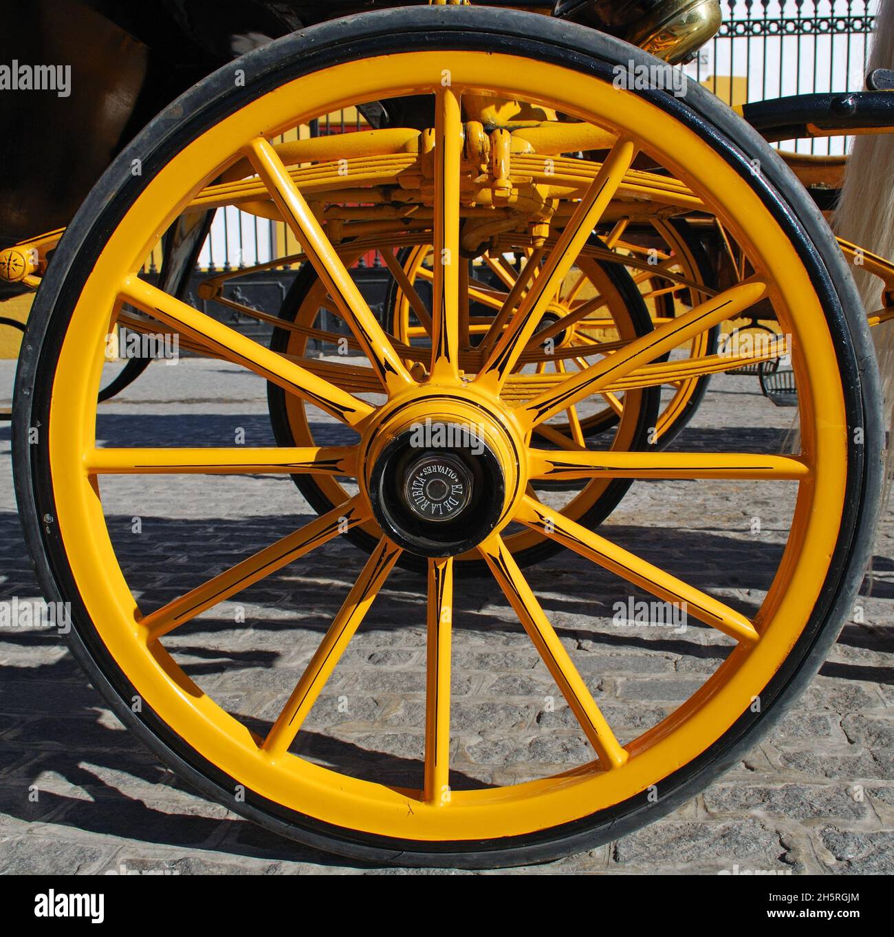 Carriage wheel with spokes hi-res stock photography and images - Alamy