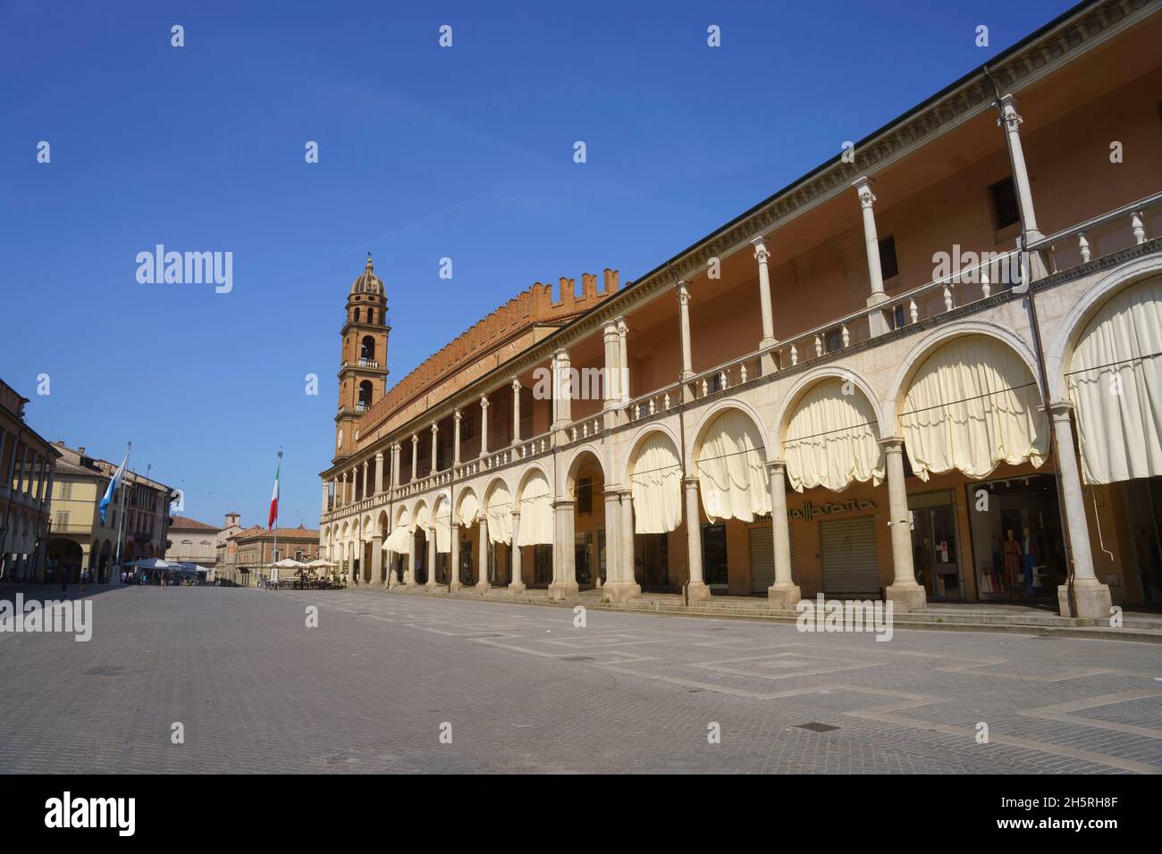 Faenza, Ravenna province, Emilia-Romagna, Italy: historic town square ...