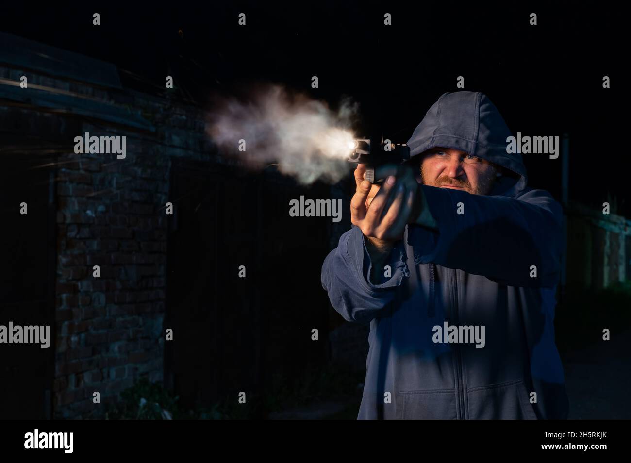 Man shoots pistol hi-res stock photography and images - Alamy