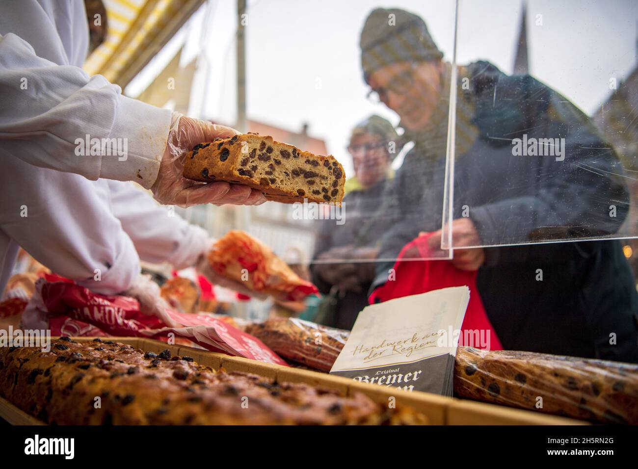 Bremen, Germany. 11th Nov, 2021. Klaben is sold on the market square ...