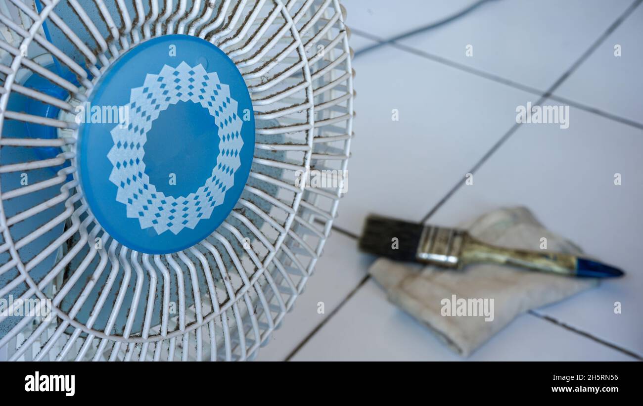 Broken fan hi-res stock photography and images - Alamy