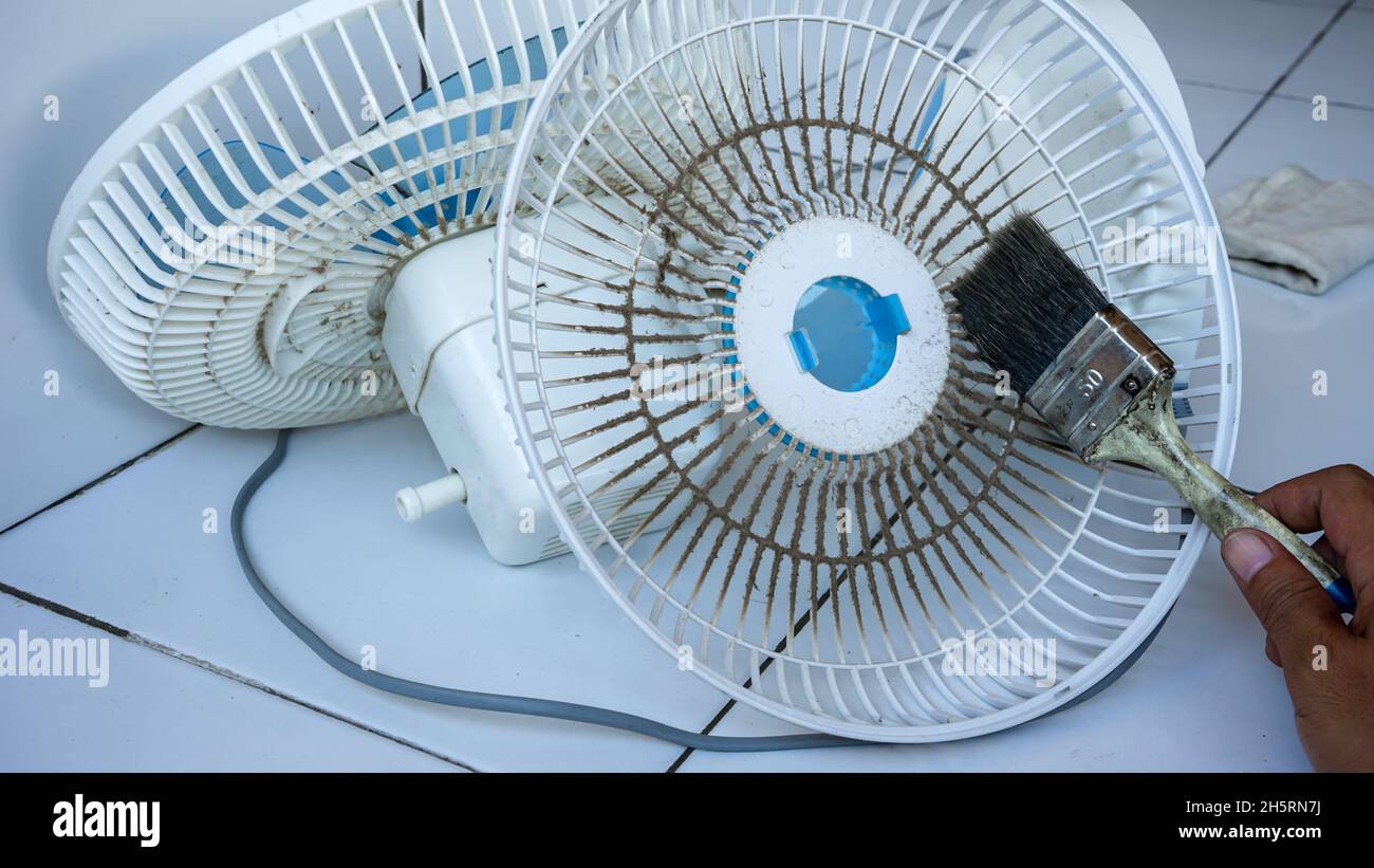 Close up of a broken fan Stock Photo - Alamy
