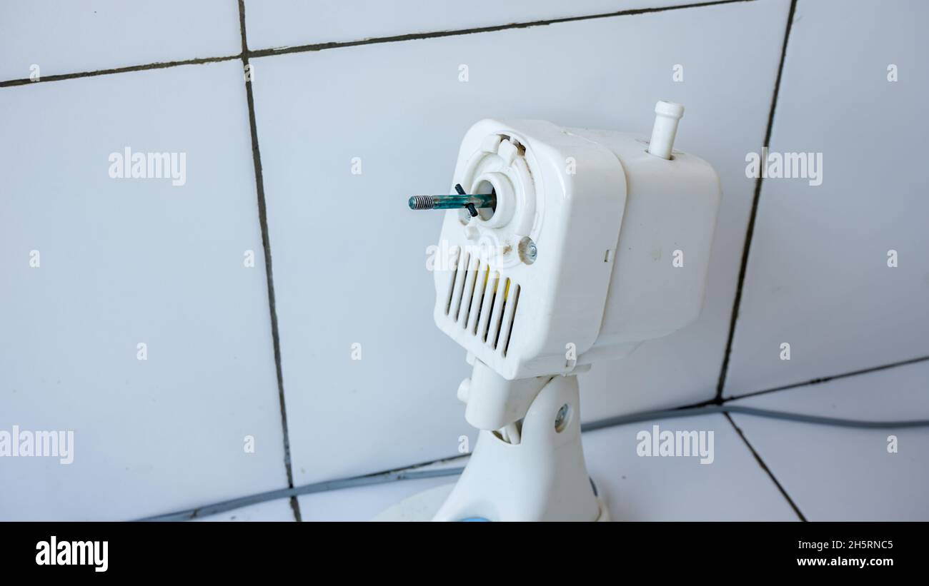 Close up of a broken fan Stock Photo - Alamy