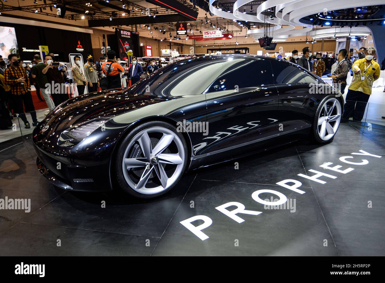 Tangerang. 11th Nov, 2021. People visit the Gaikindo Indonesia ...